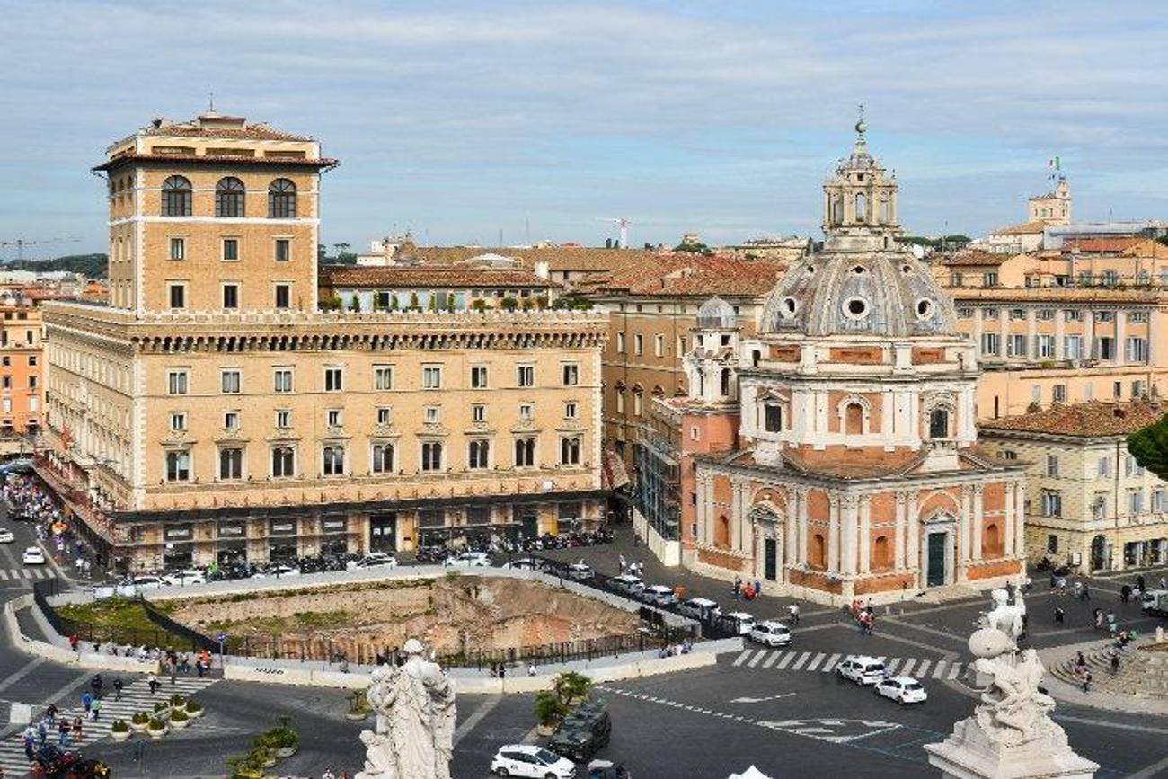 Piazza Venezia in Rome | Visit A City
